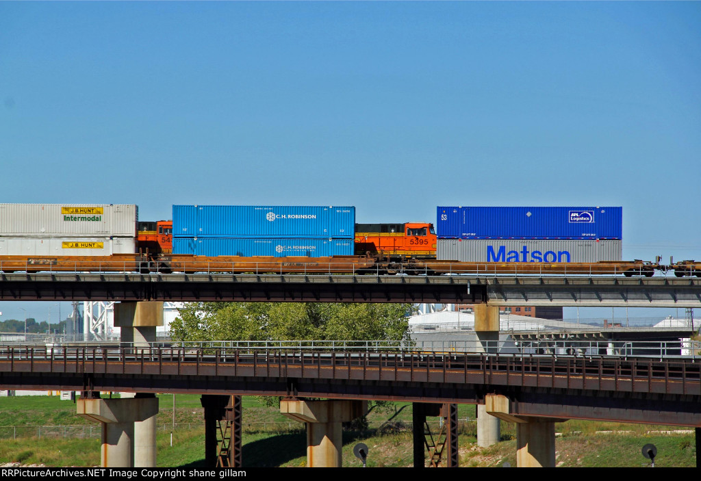 BNSF 5395 rips a EB grain across the bnsf transcon flyover.